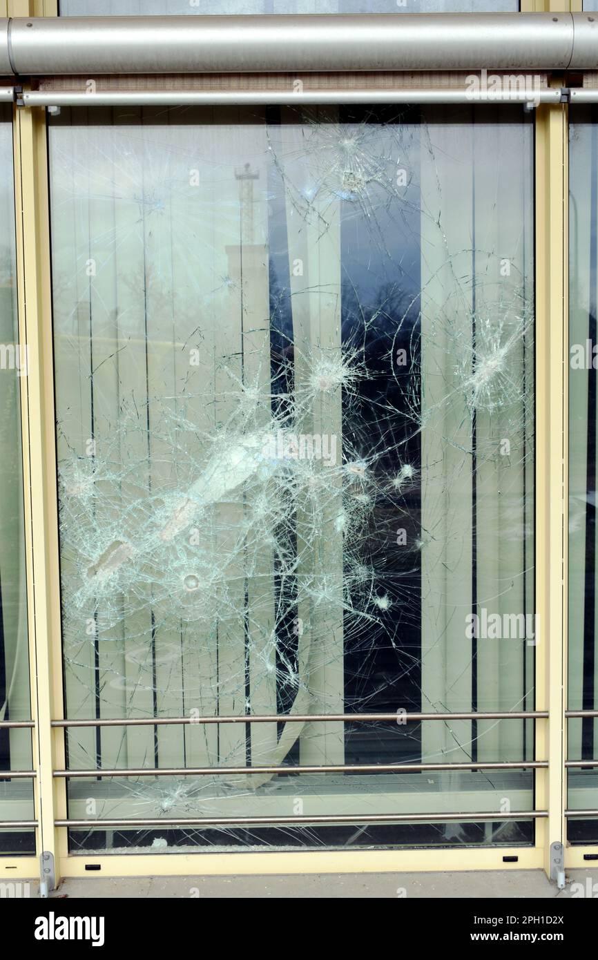 Demolished shot smashed window pane Stock Photo - Alamy