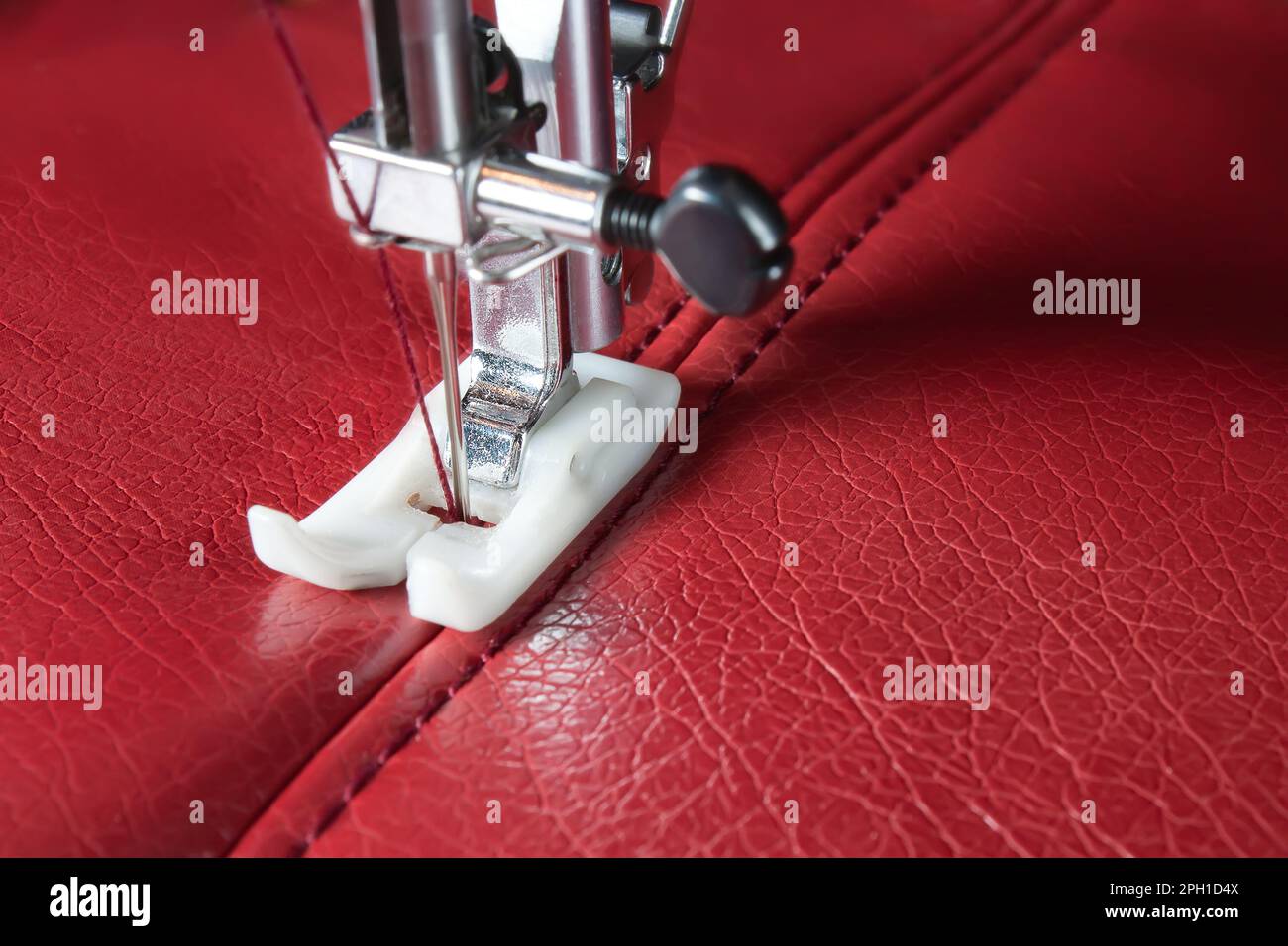 Sew red fabric close up hi-res stock photography and images - Alamy