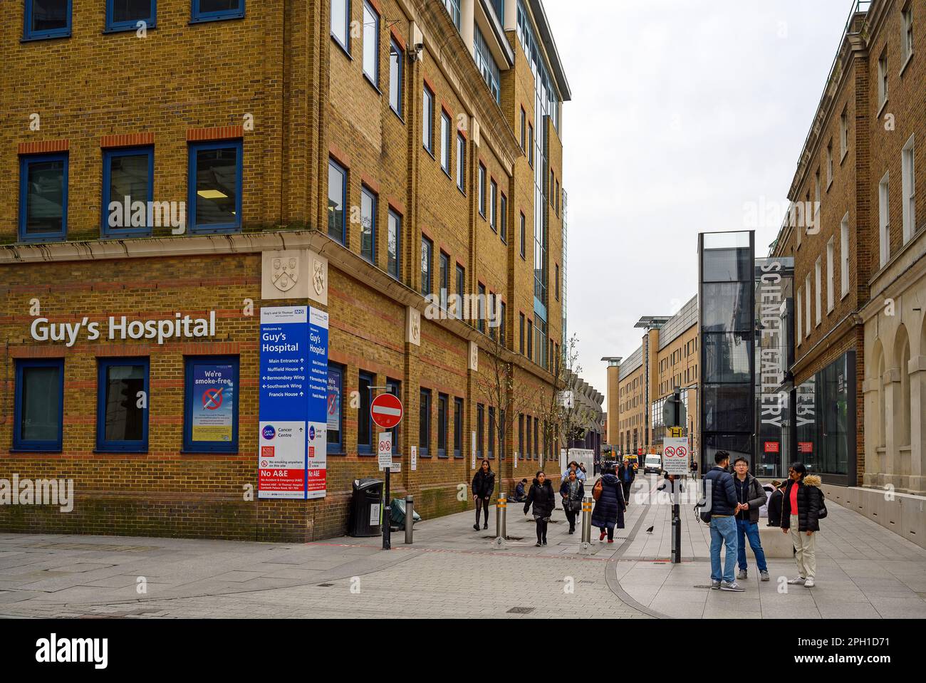 London, UK: Entrance to the Guy's Hospital campus at Great Maze Pond ...