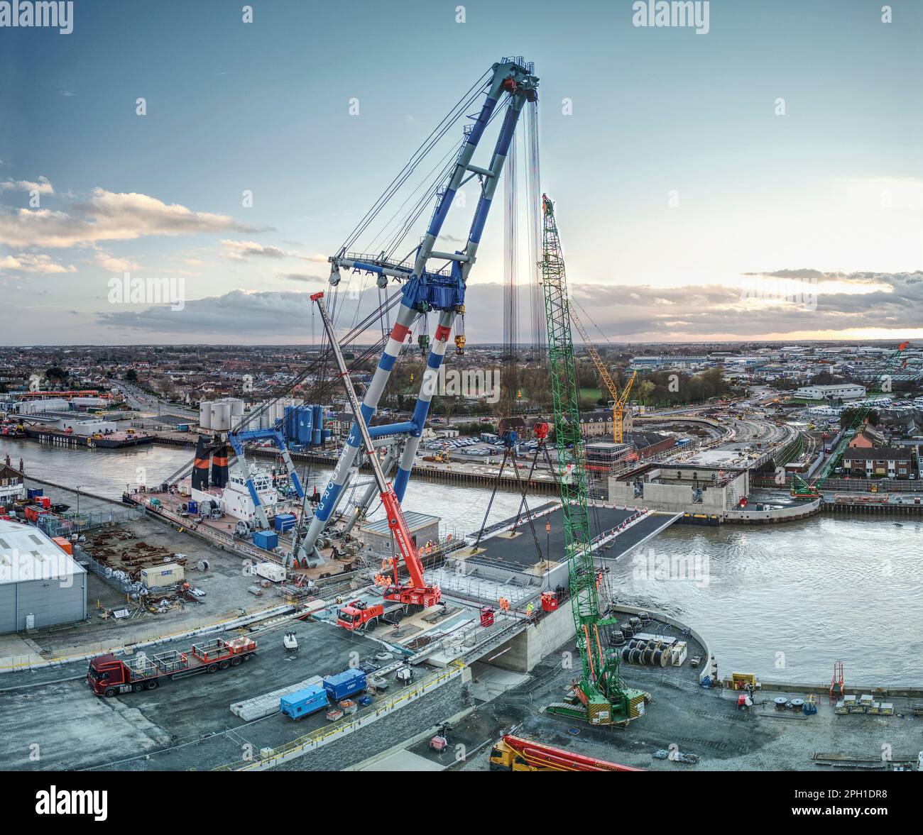 Matador 3 floating crane towers over Great Yarmouth port as it lifts ...