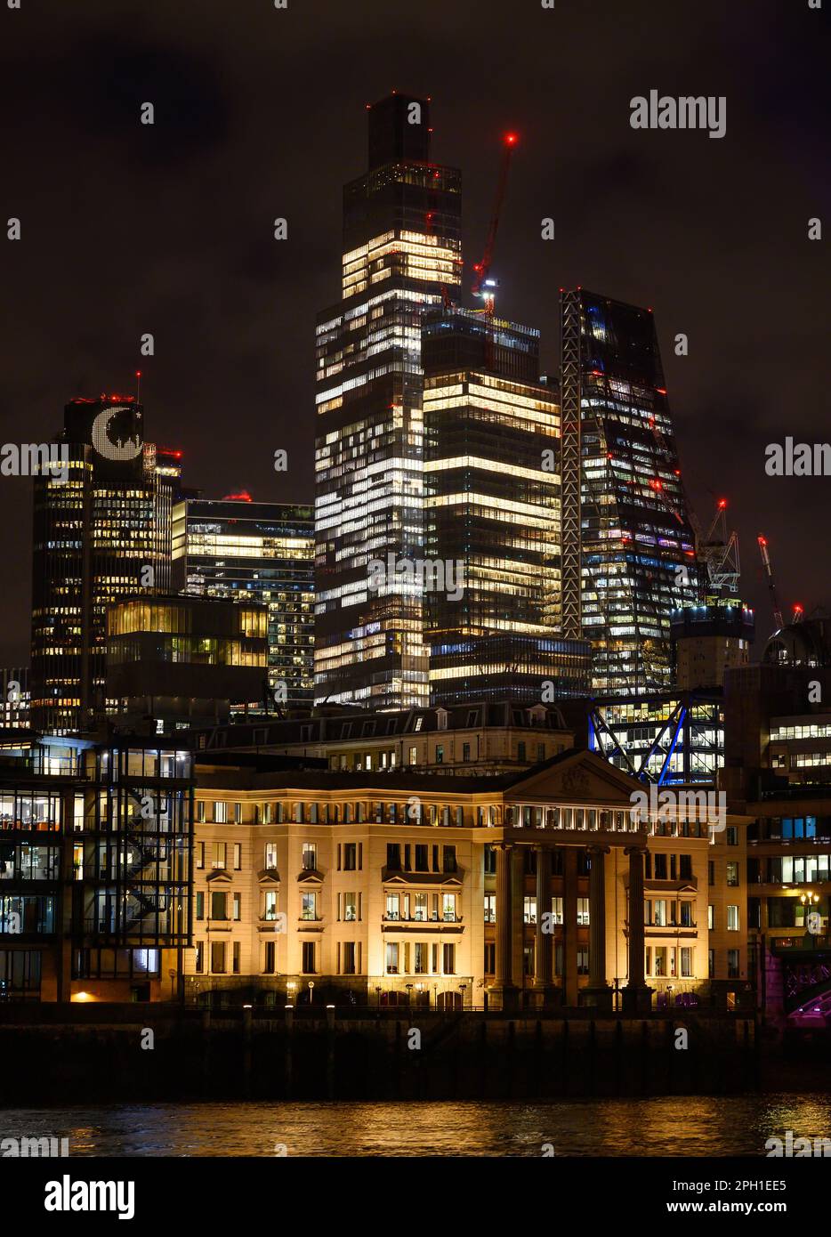 London city night buildings hi-res stock photography and images - Alamy