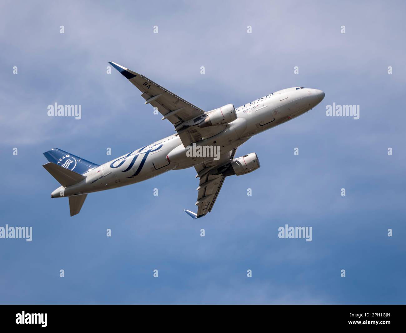 Overhead arriving commercial jet airliner hi-res stock photography and ...
