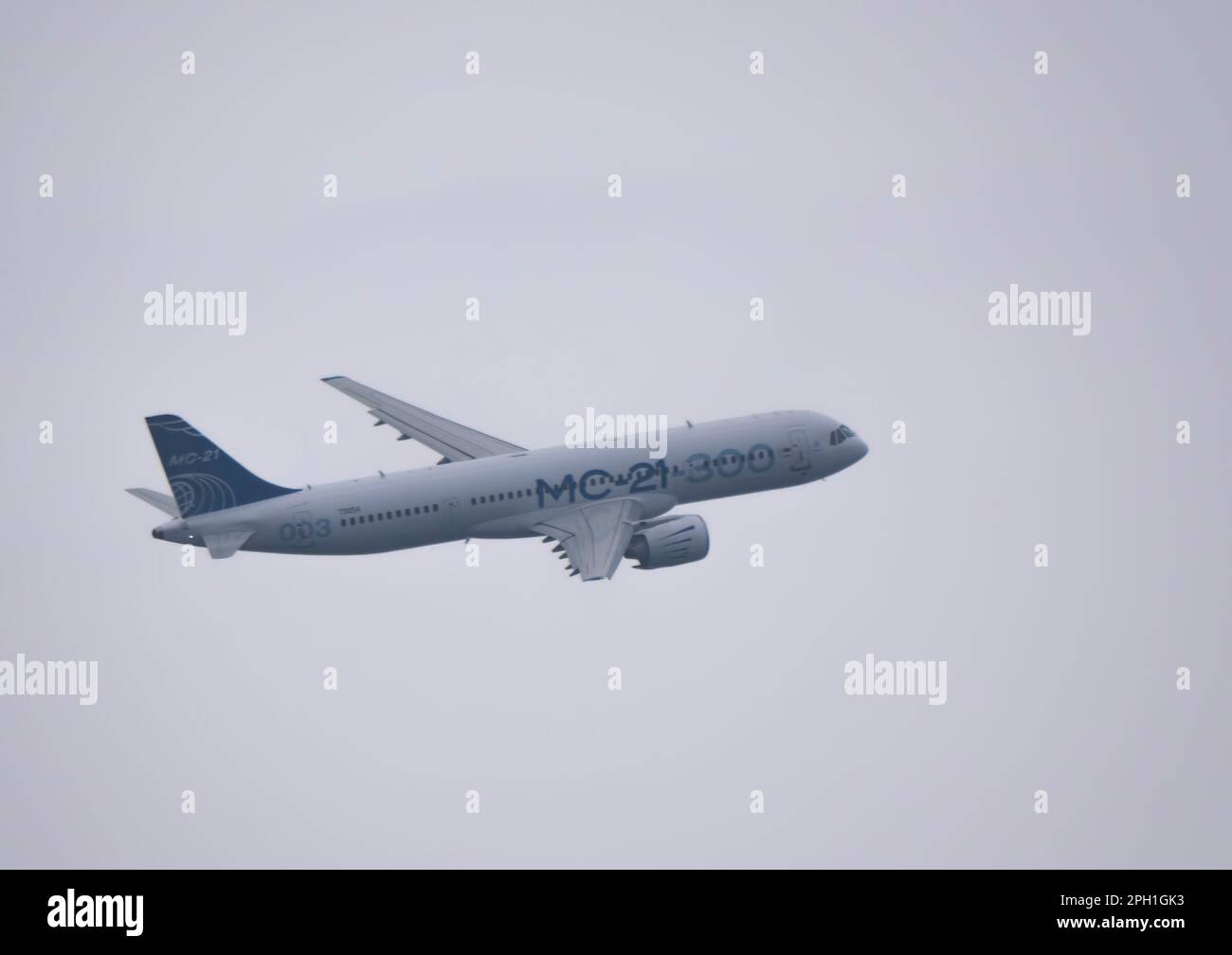 Overhead arriving commercial jet airliner hi-res stock photography and ...