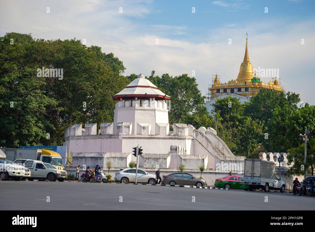 BANGKOK, THAILAND - DECEMBER 13, 2016: View of the ancient Mahakarn ...