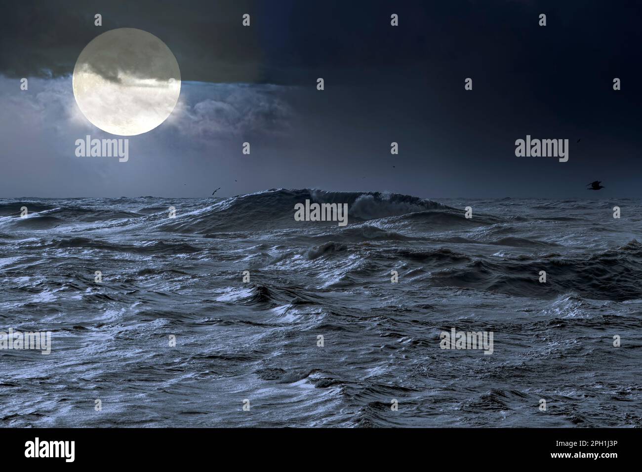 Sea shore waves in moonlight hi-res stock photography and images - Alamy