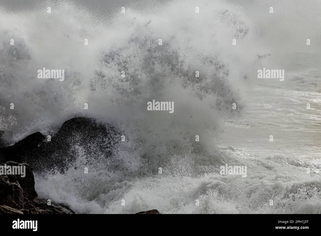 Dramatic splash hi-res stock photography and images - Alamy