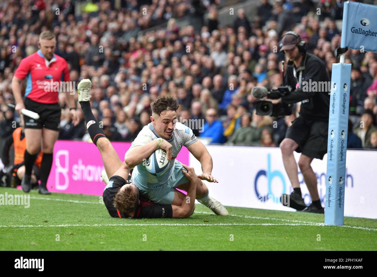 London, UK. 25th Mar, 2023. Cadan Murley of Harlequins drives for the ...