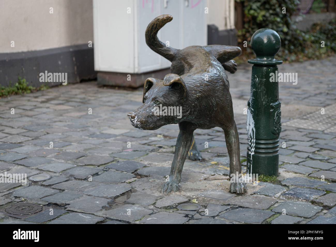 BRUSSELS, BELGIUM-DECEMBER 26, 2022: Het Zinneke (pissing dog, peeing ...