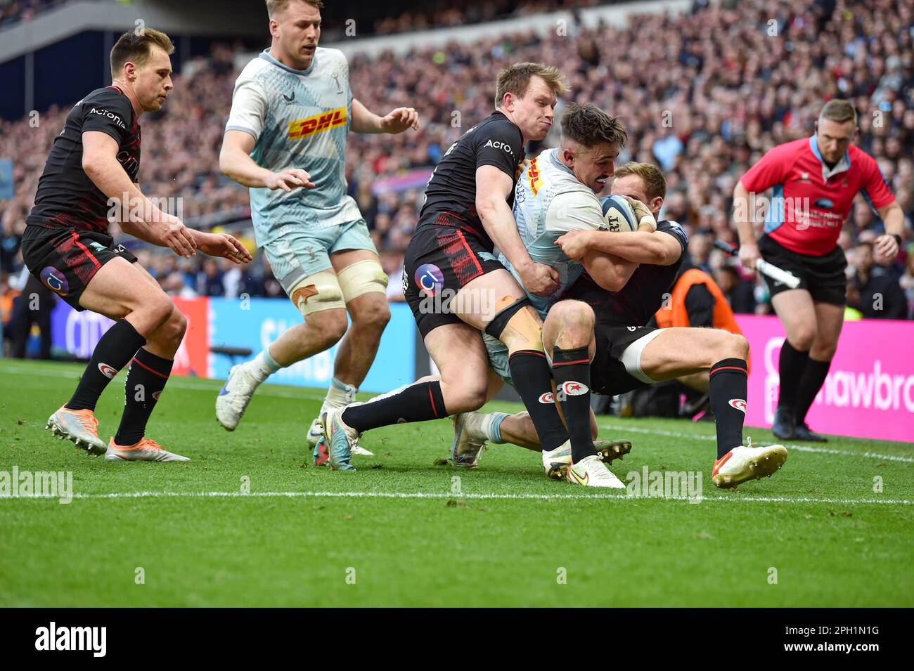 London, UK. 25th Mar, 2023. Cadan Murley of Harlequins driving for line ...