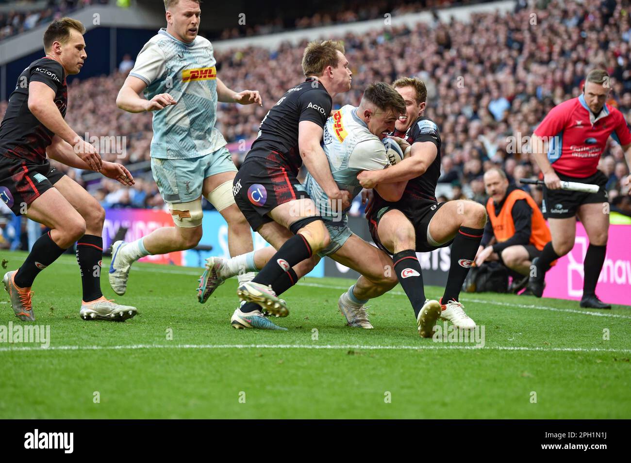 London, UK. 25th Mar, 2023. Cadan Murley of Harlequins driving for line ...