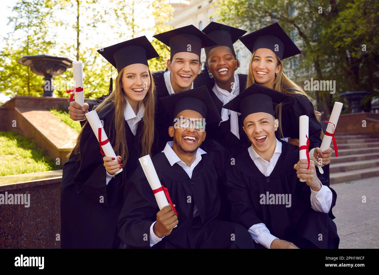 Graduates caps scrolls hi-res stock photography and images - Alamy