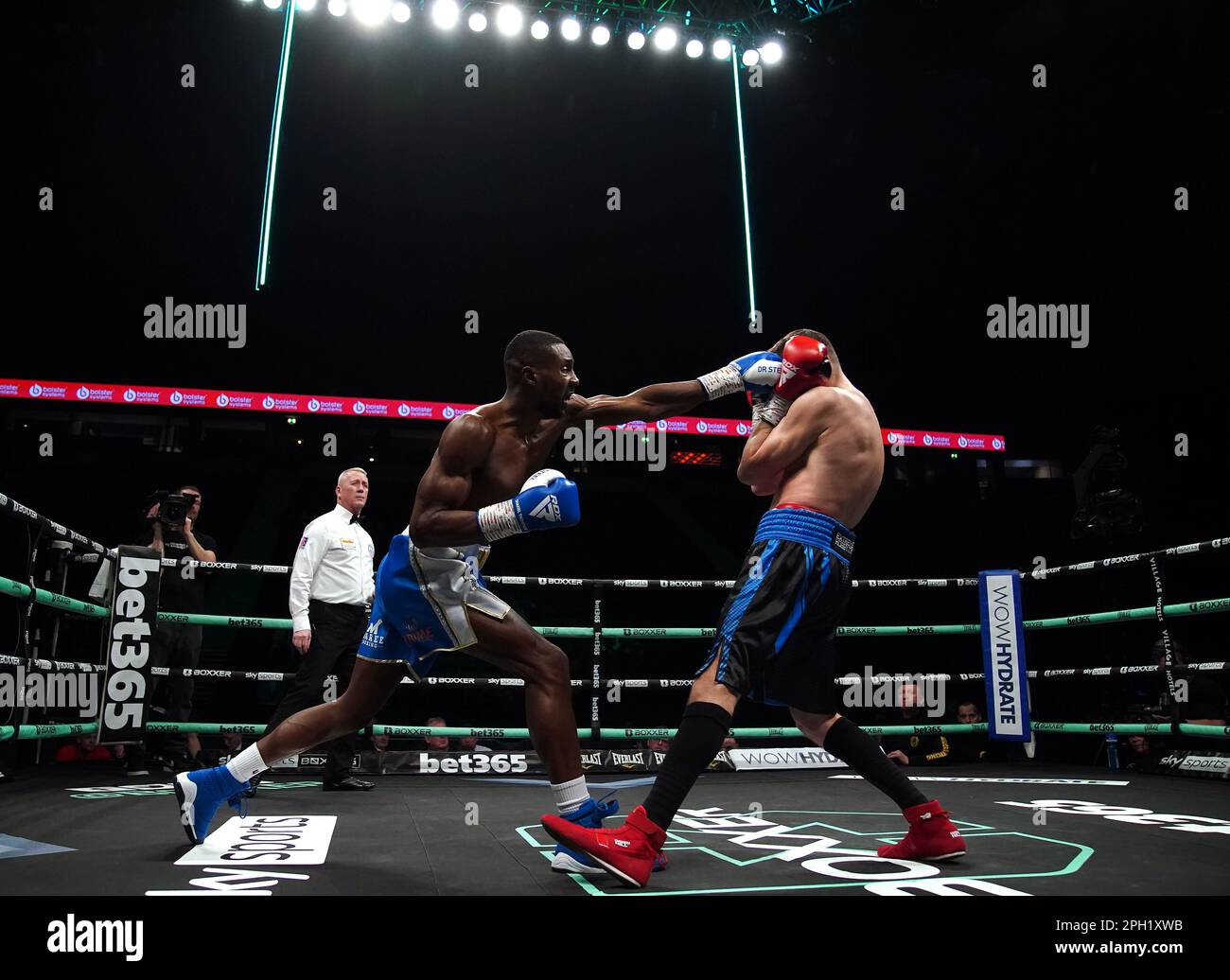 Shakiel Thompson (left) and Robert Talarek in the middleweight bout at ...