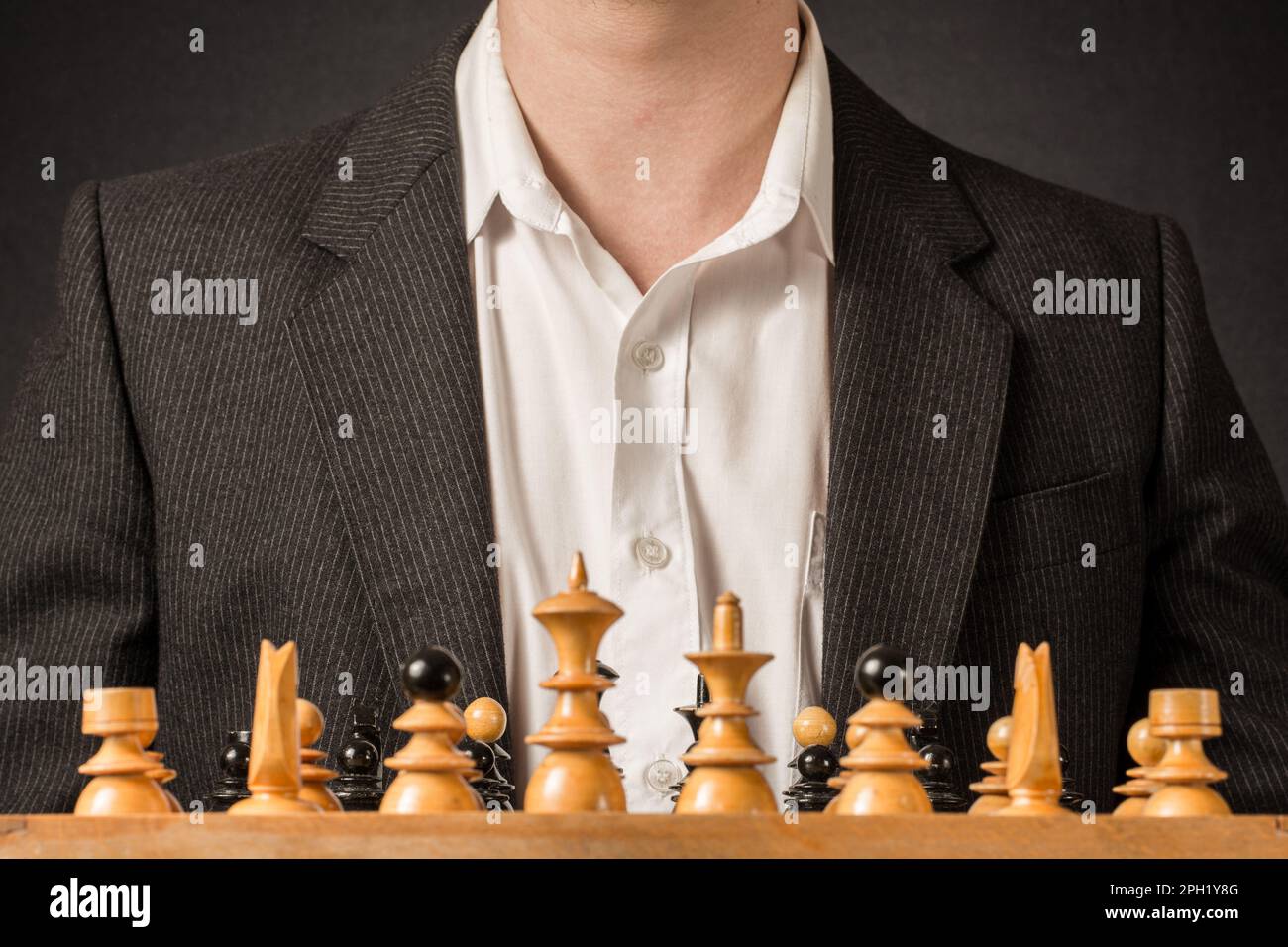 Chessboard and hands hi-res stock photography and images - Alamy