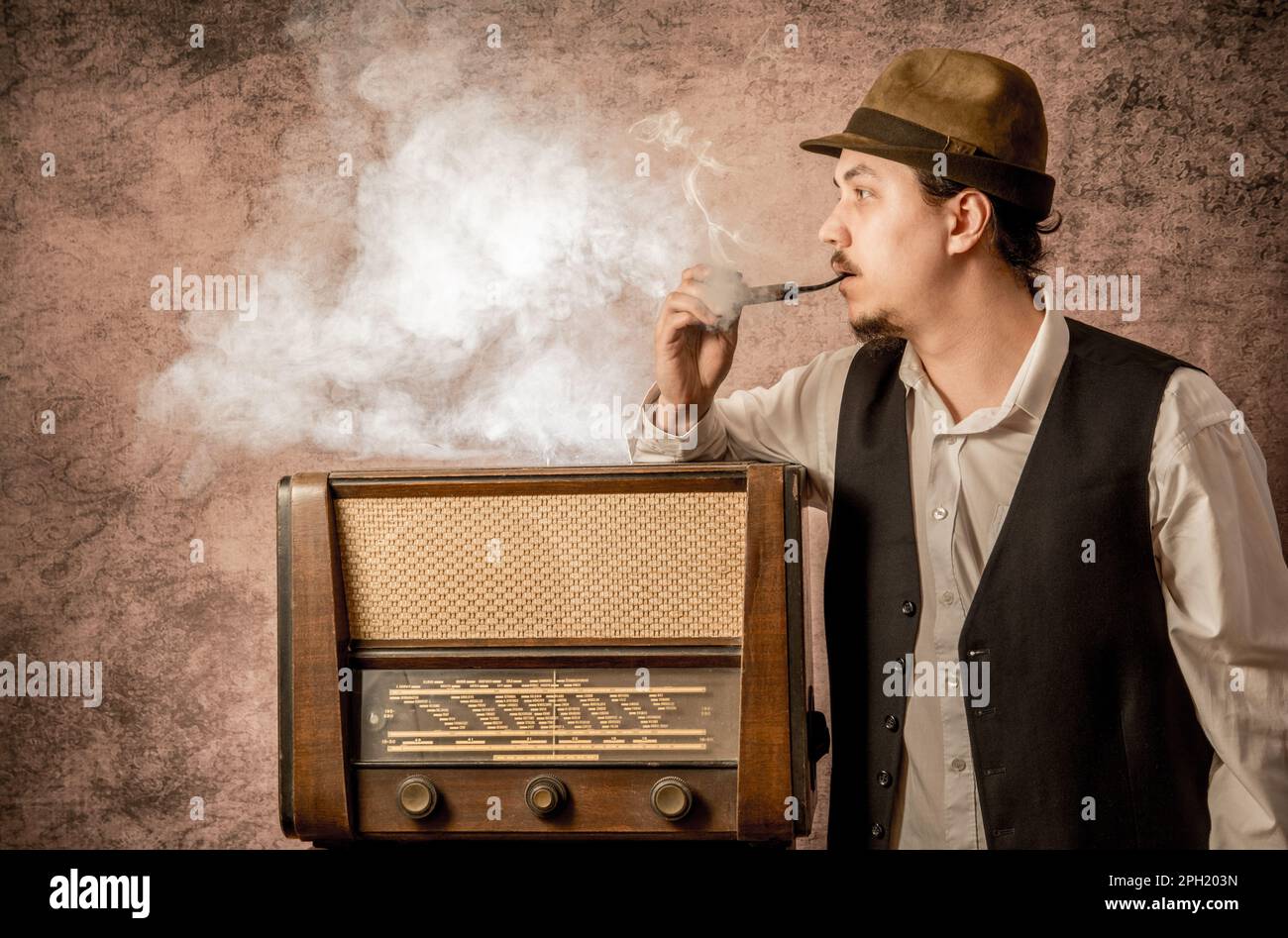 Person radio retro studio hi-res stock photography and images - Alamy