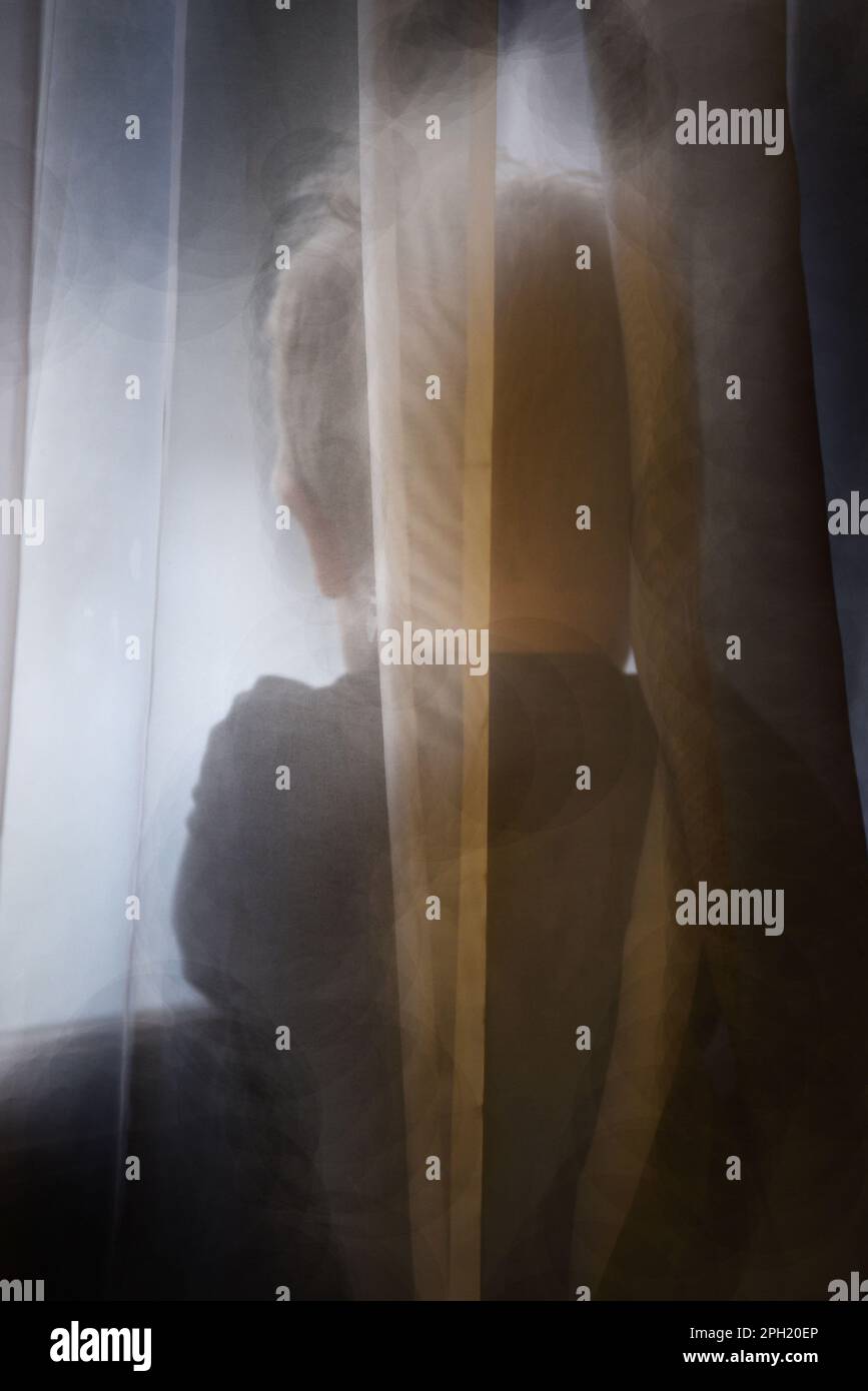 Two children behind window hi-res stock photography and images - Alamy