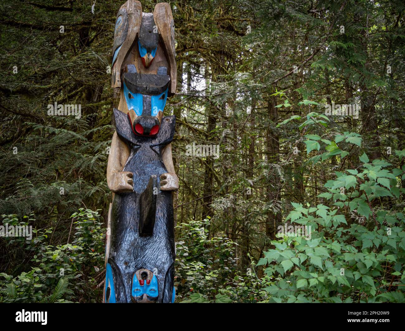 BC00690--00...BRITISH COLUMBIA - A first nations totem pole featuring a ...