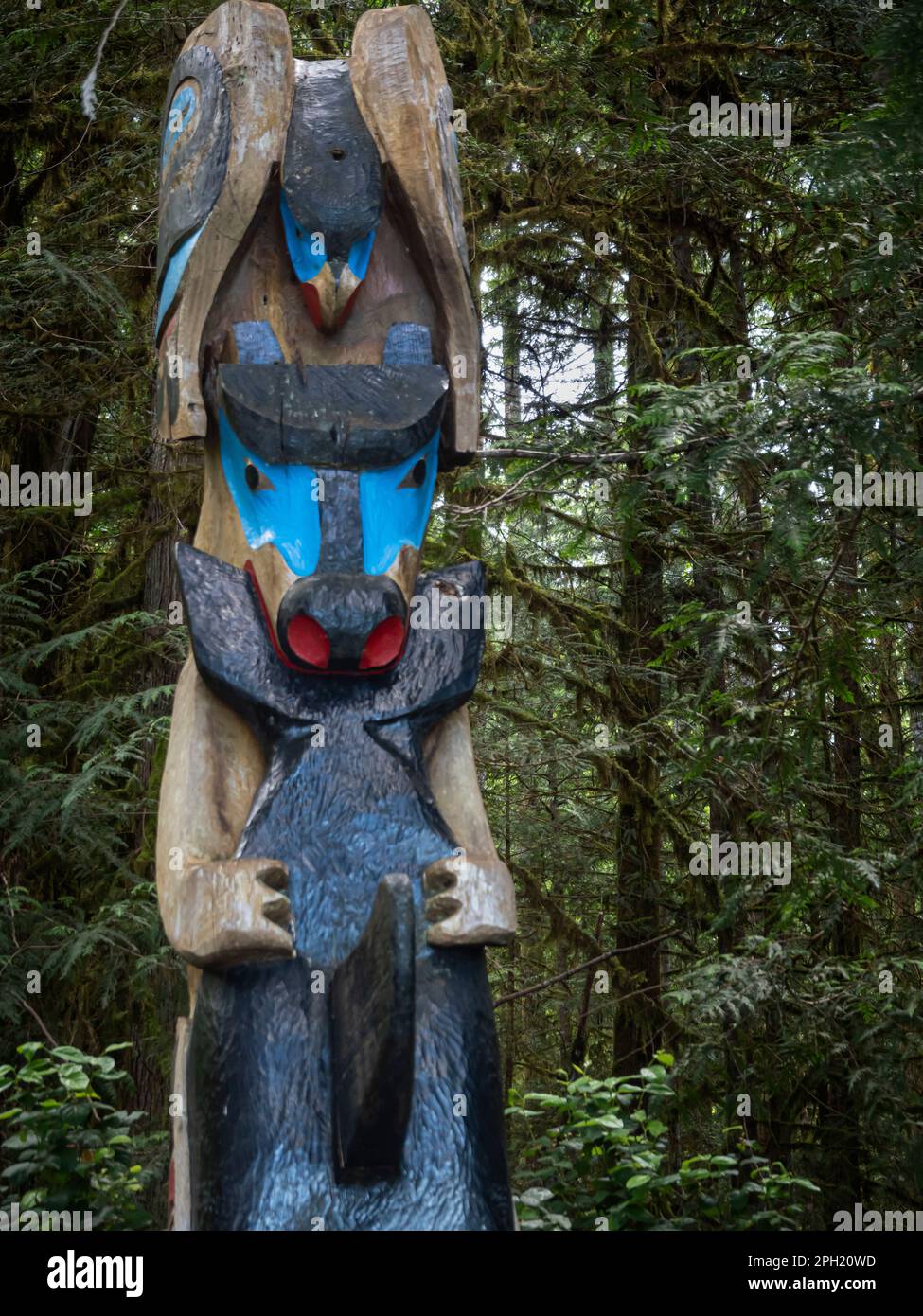 BC00691--00...BRITISH COLUMBIA - A first nations totem pole featuring a ...