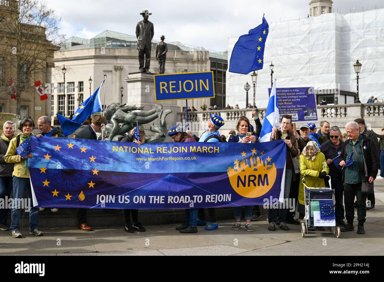 London, UK. 25th Mar, 2023. Activists hold European flags and a banner ...