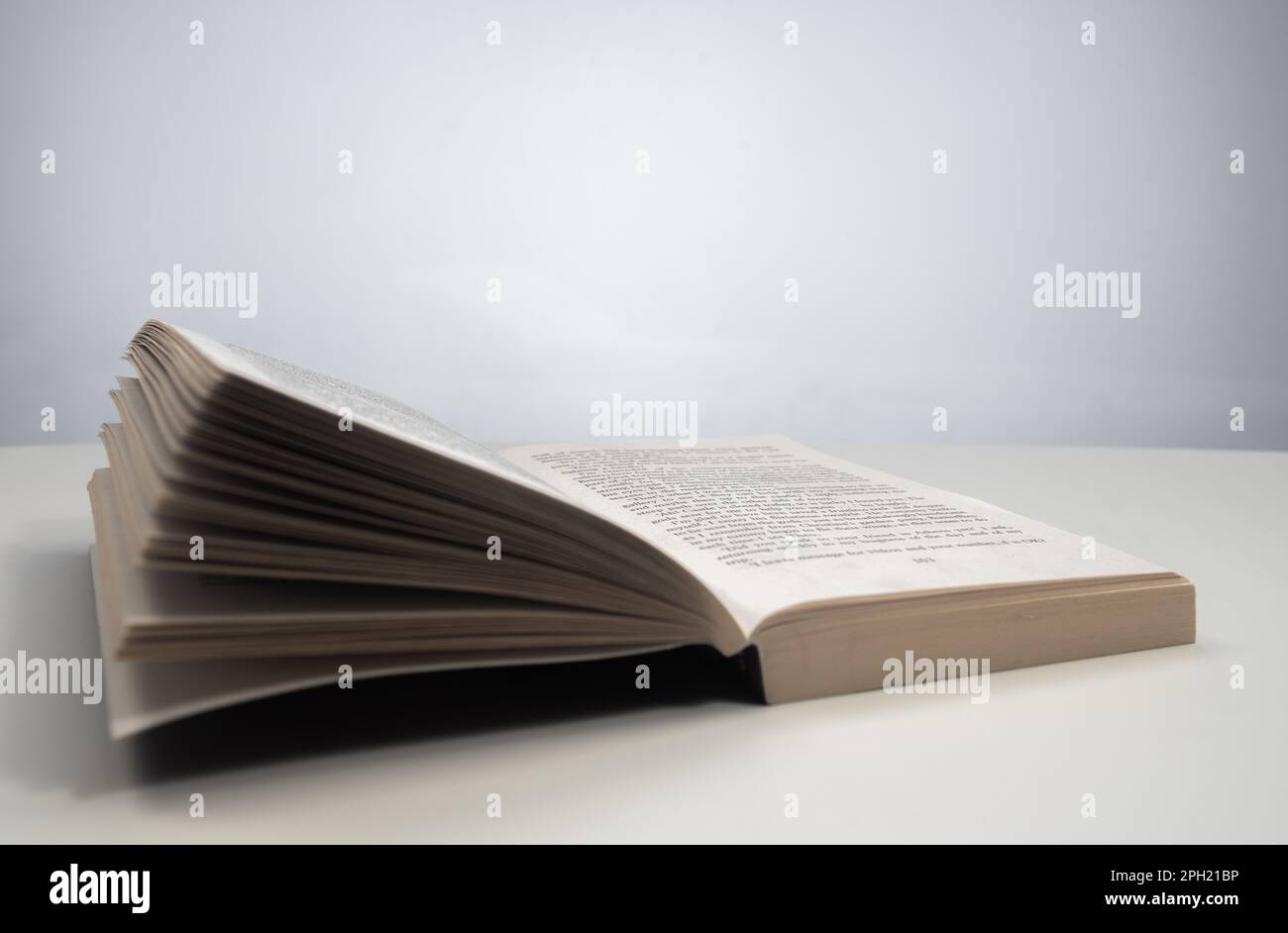 Classic book open hi-res stock photography and images - Alamy
