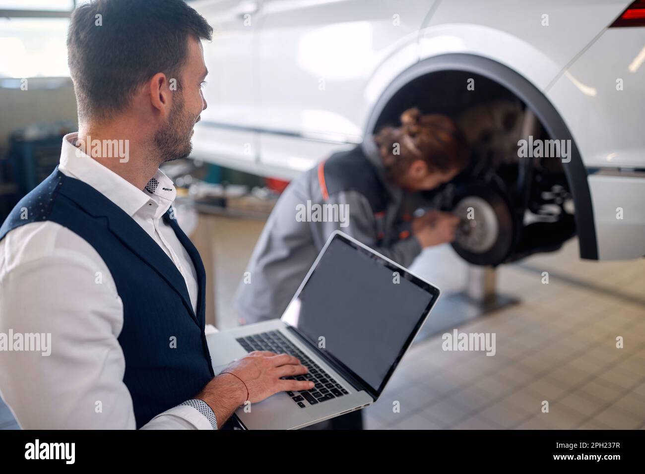 Auto fixing hi-res stock photography and images - Alamy