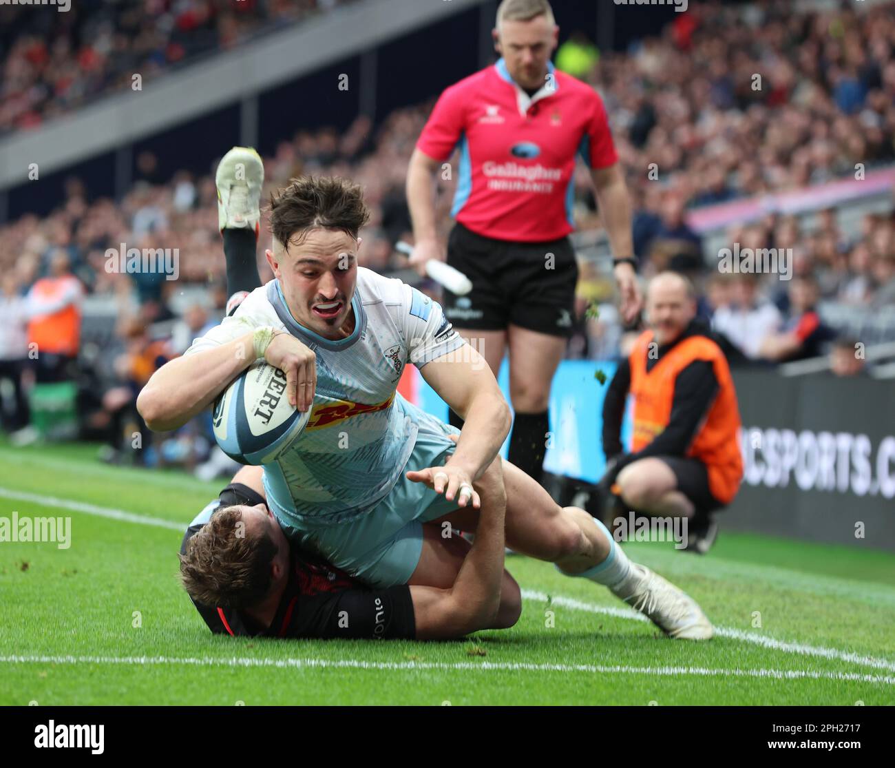 London, UK. 25th Mar, 2023. Nick David of Harlequins goes over for his ...