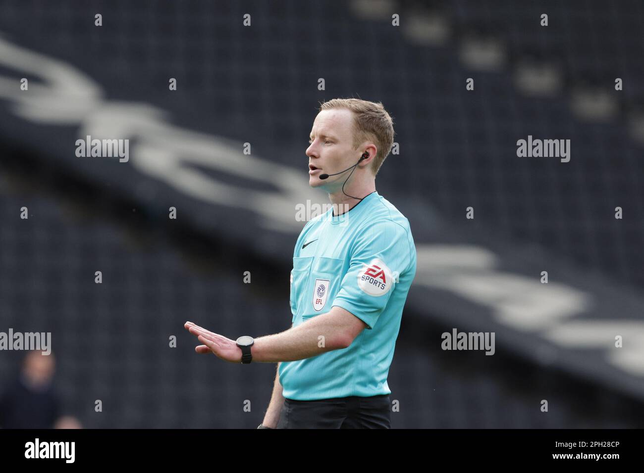 Match referee thomas parsons hi-res stock photography and images - Alamy