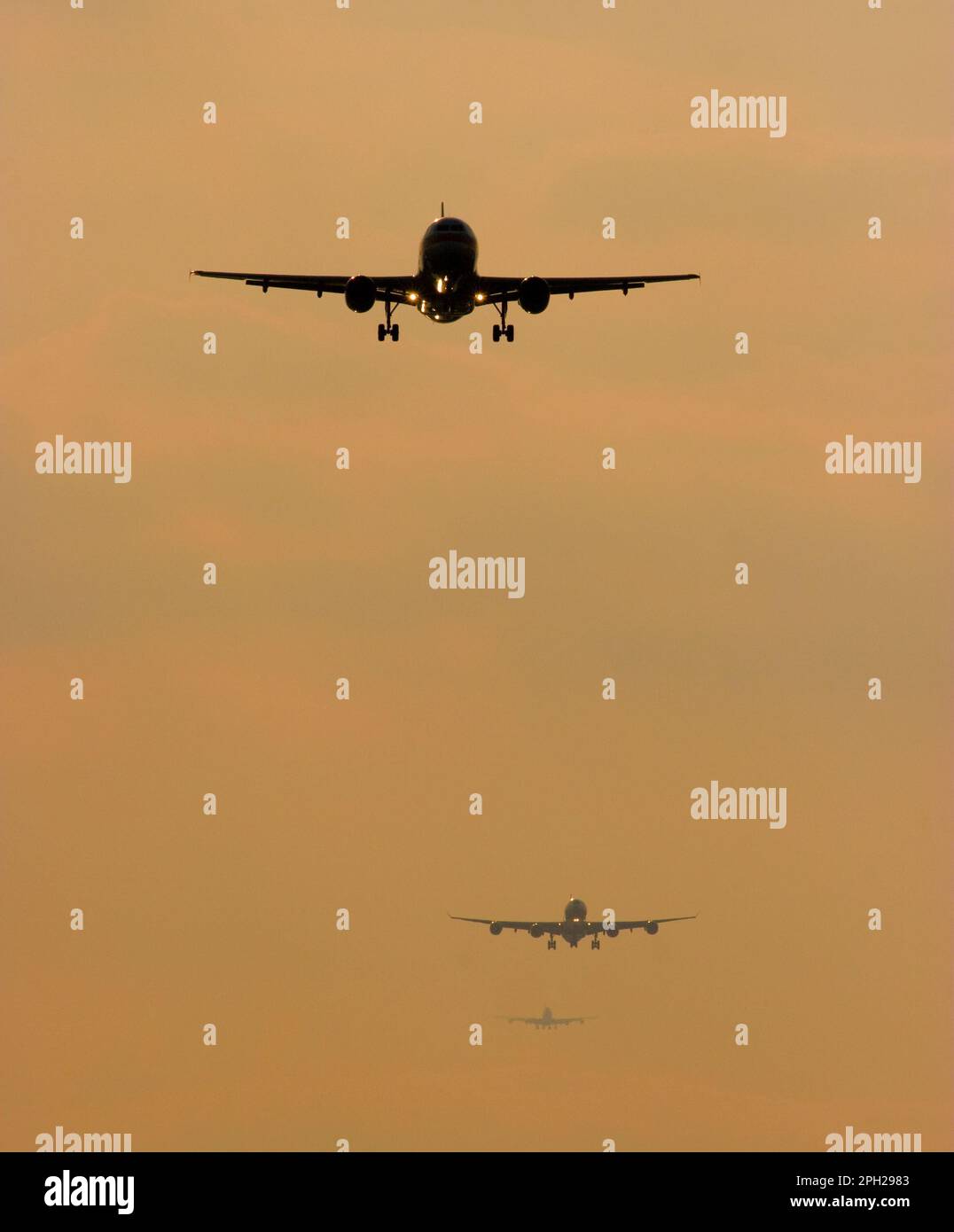 Planes queue hi-res stock photography and images - Alamy