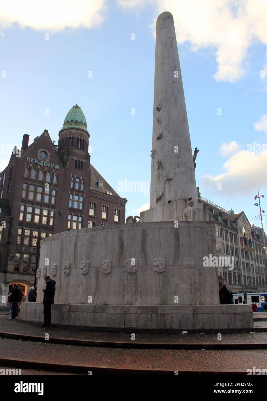 National Monument on Dam Square, commemorates the casualties of World ...