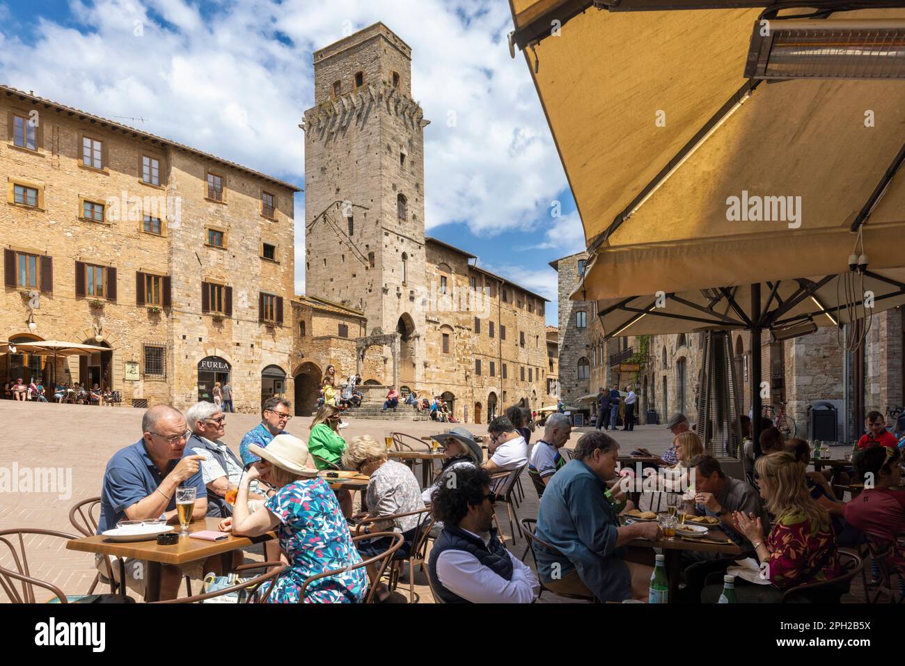 Piazza della Cisterna, San Gimignano, Siena Province, Tuscany, Italy ...
