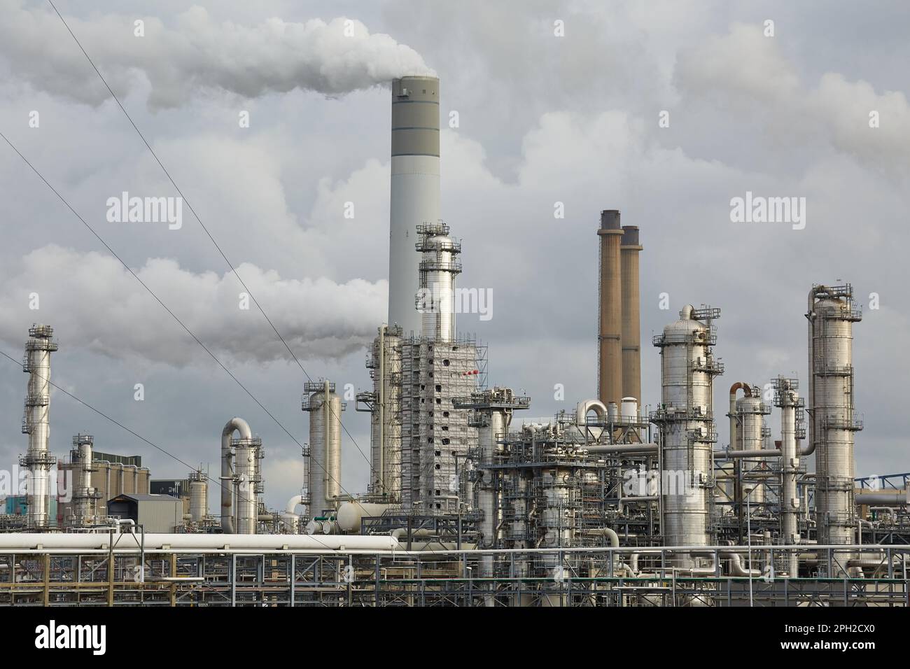 Oil refinery industrial structures Stock Photo - Alamy