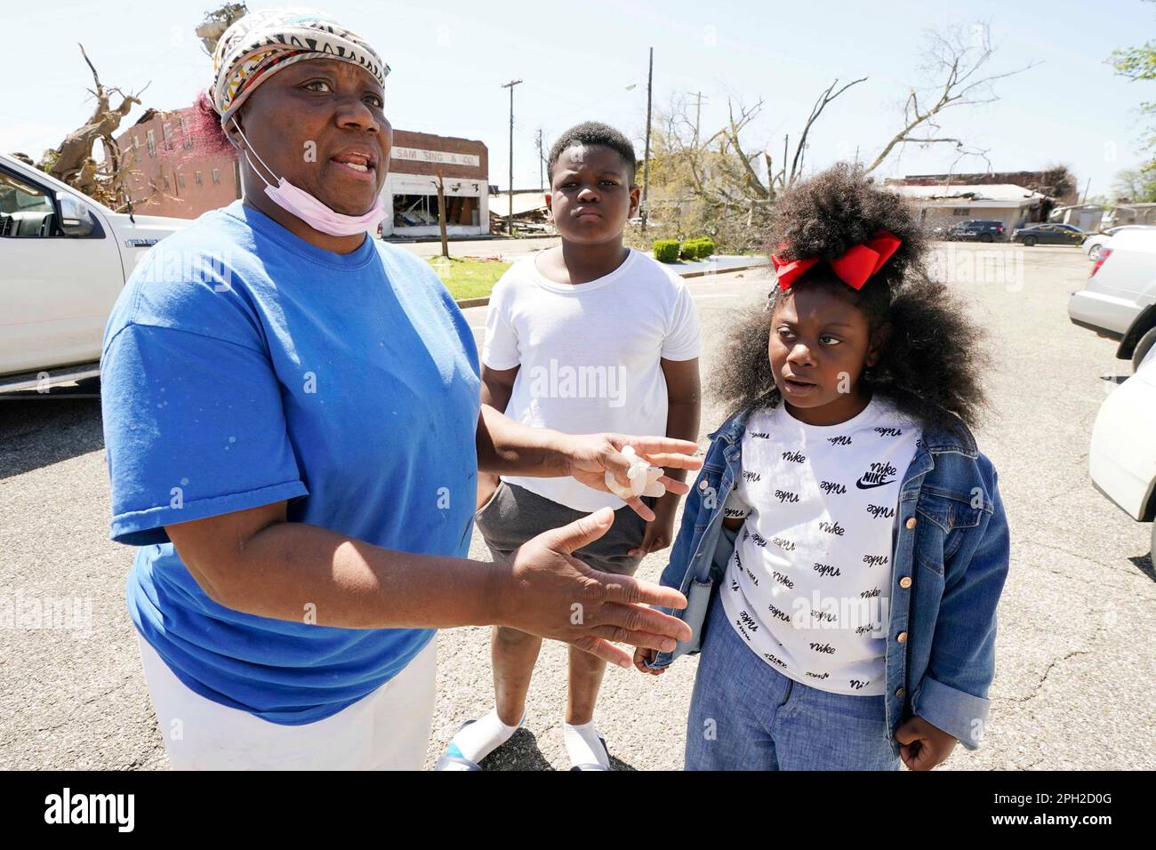Wanda Barfield tells how she and her granddaughter Kylie Carter, right ...