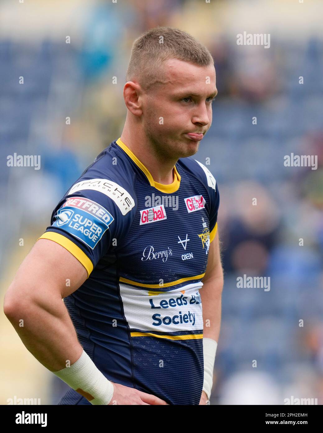 Harry Newman #3 of Leeds Rhinos warms up before the Betfred Super ...
