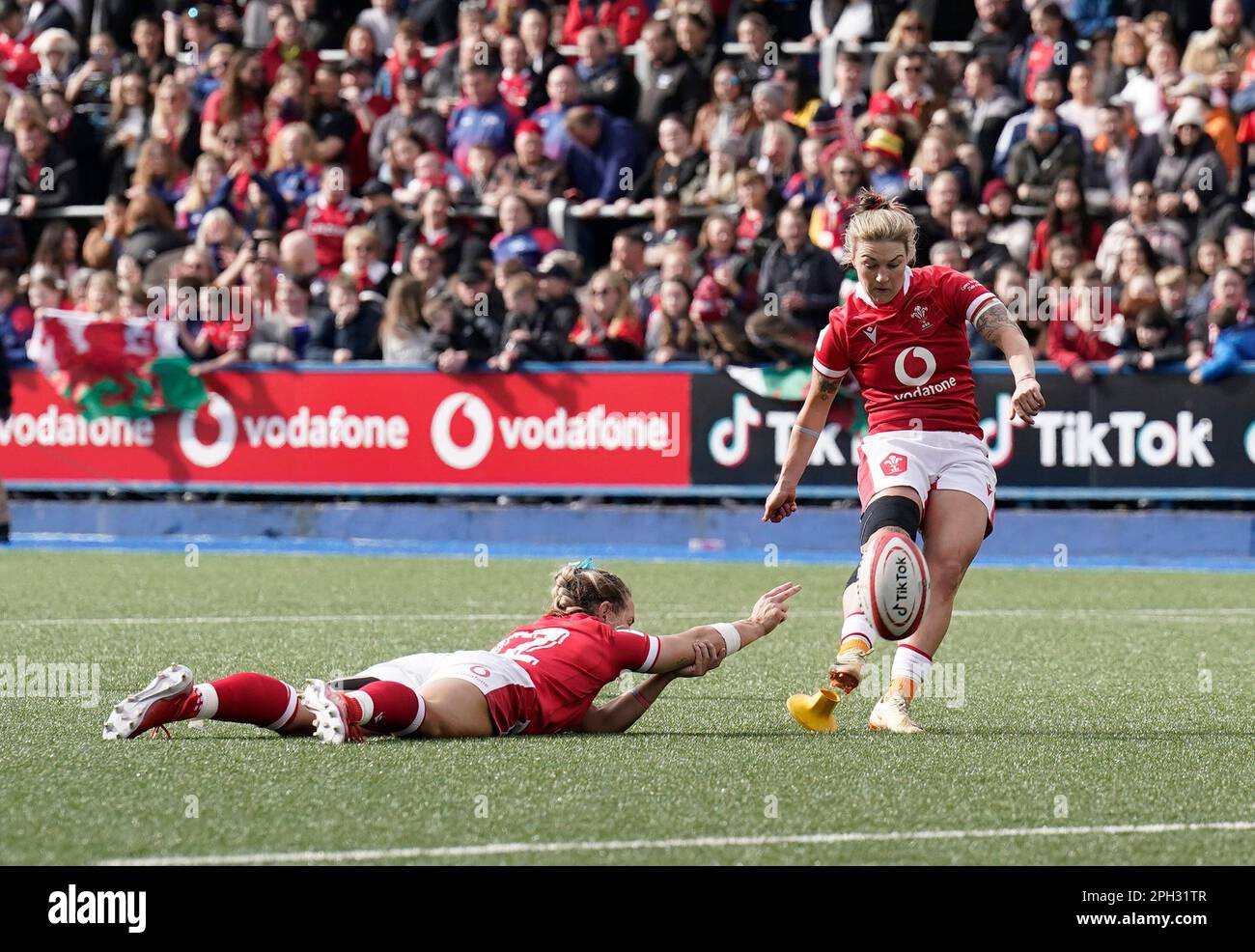 Tik tok six nations hi-res stock photography and images - Alamy