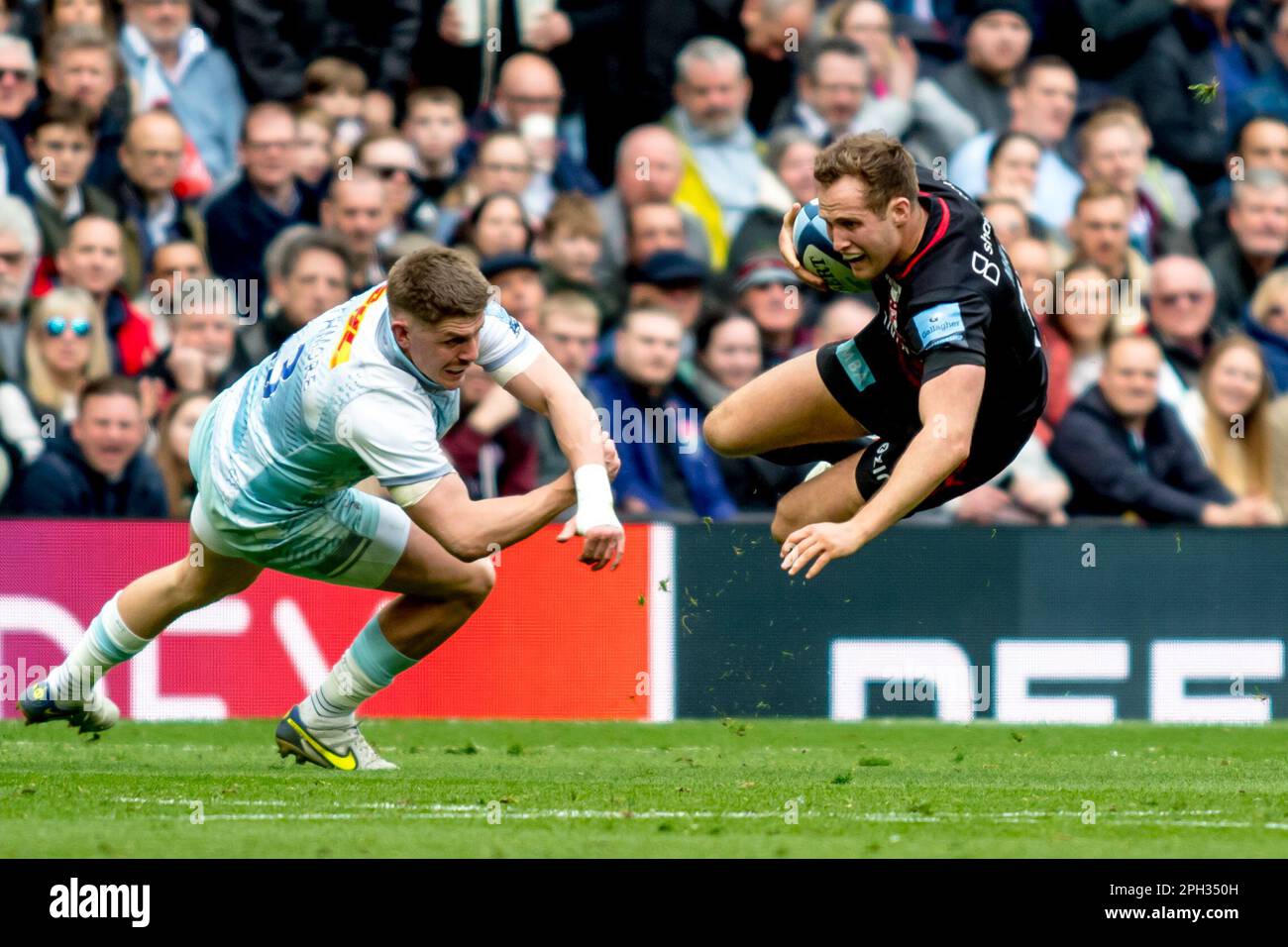 London, UK. 25th Mar, 2023. Luke Northmore of Harlequins and Max Malins ...