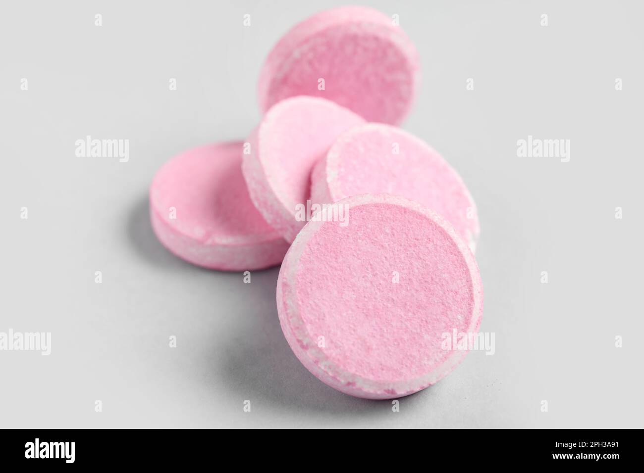 Pink effervescent tablet dissolving hi-res stock photography and images ...