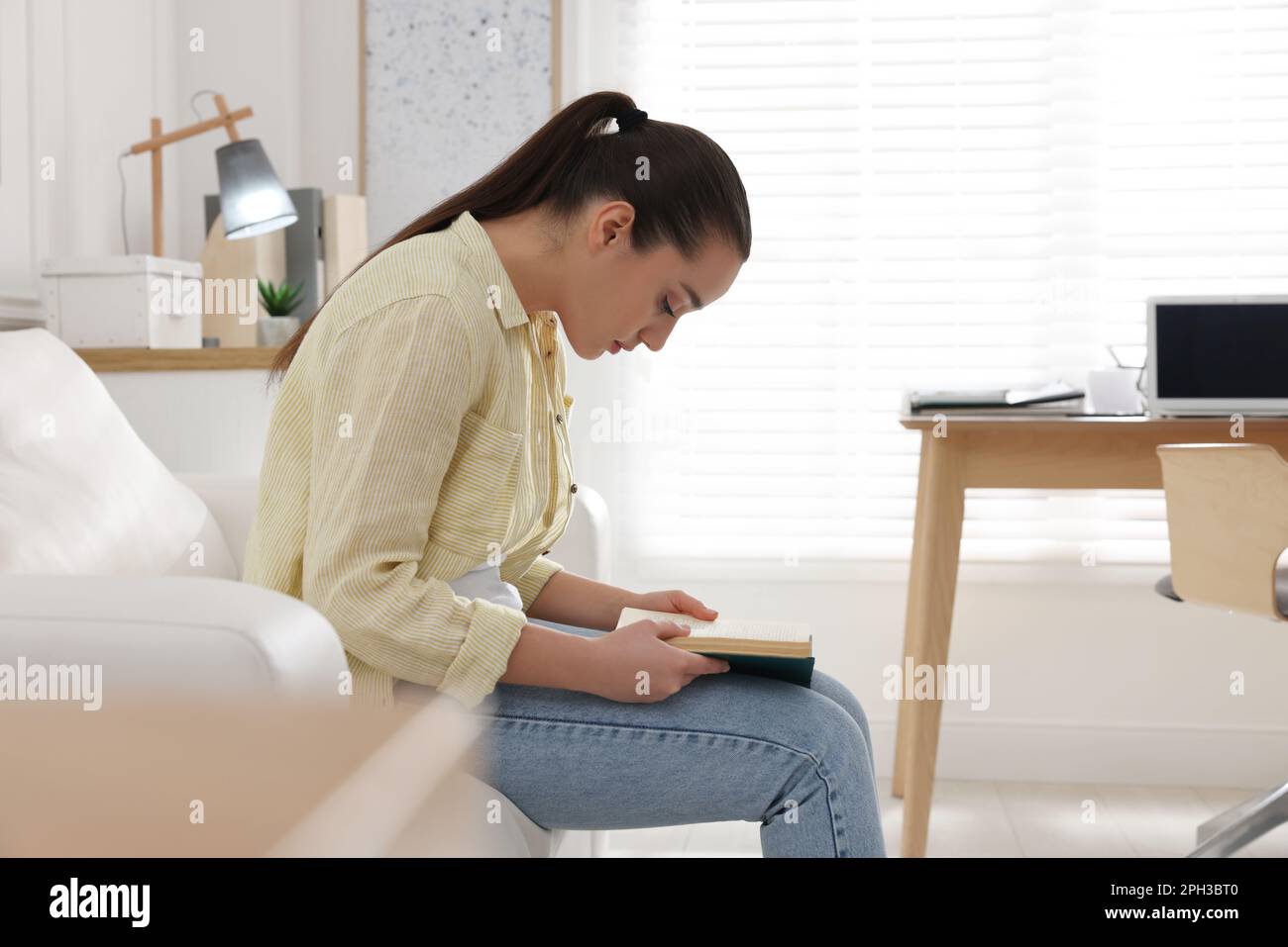 Poor girl reading book hi-res stock photography and images - Alamy