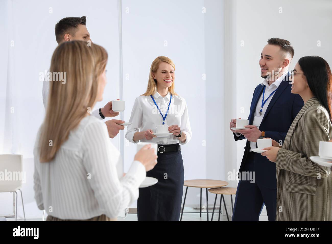 Group of people chatting hi-res stock photography and images - Alamy