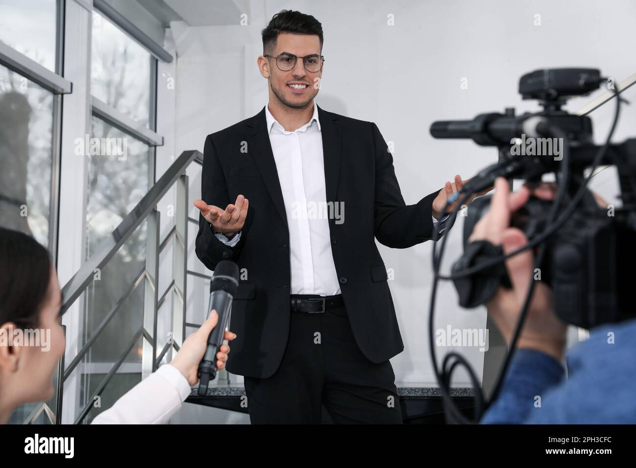 Journalists microphones interviewing man hi-res stock photography and ...