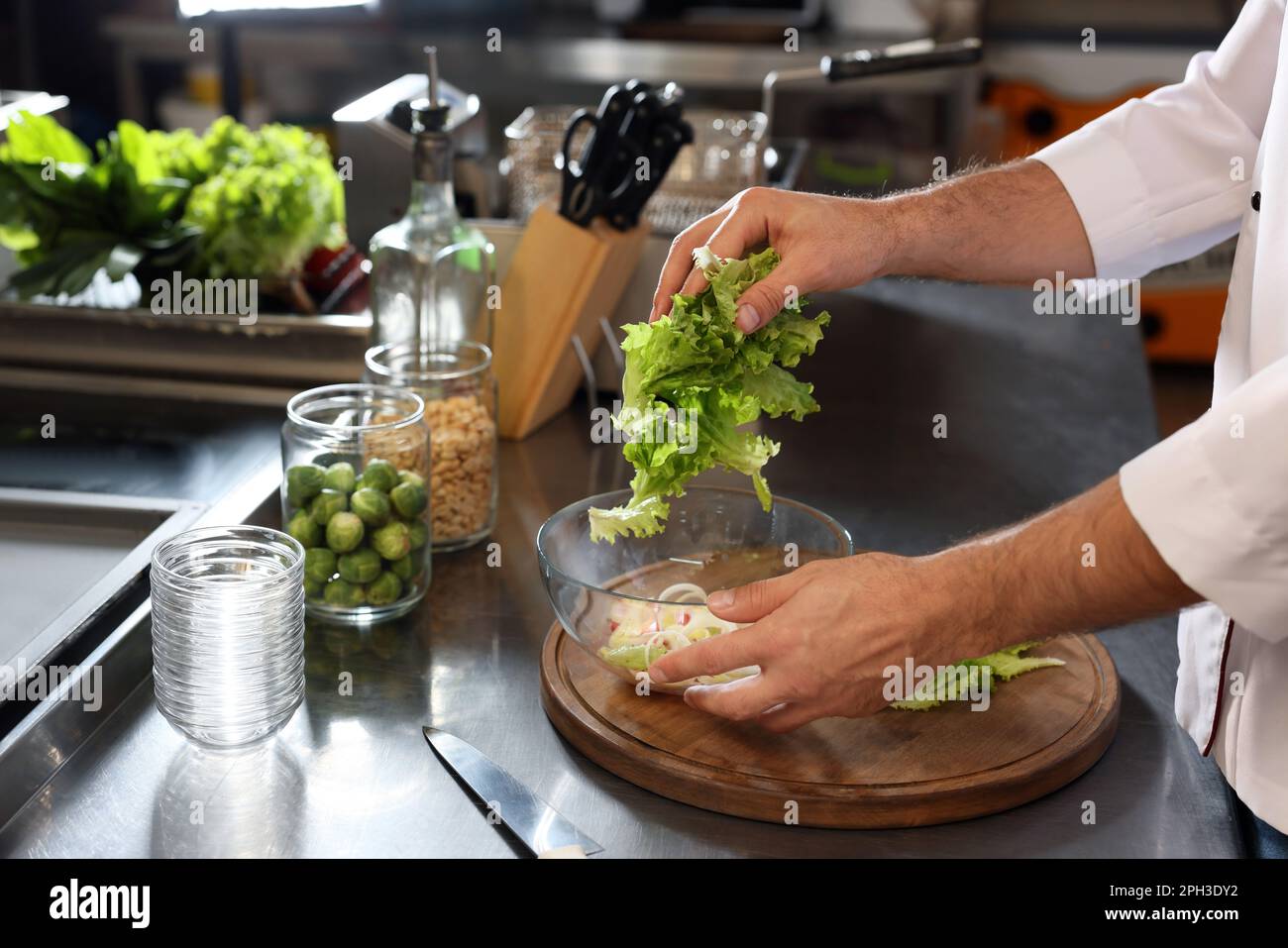Chef making salad kitchen table hi-res stock photography and images - Alamy