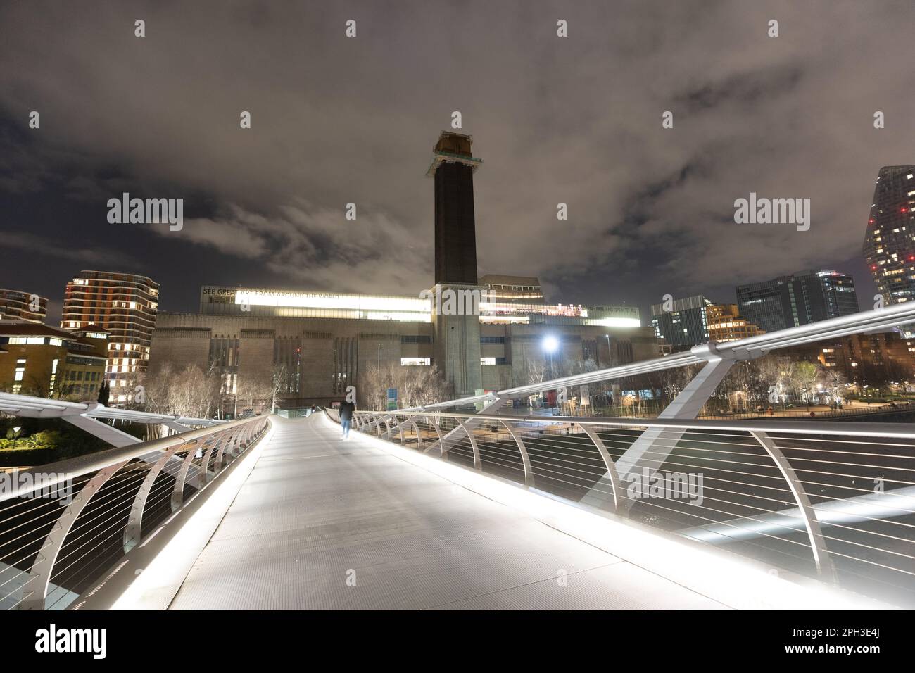 Tate modern and the millennium bridge at night Stock Photo - Alamy