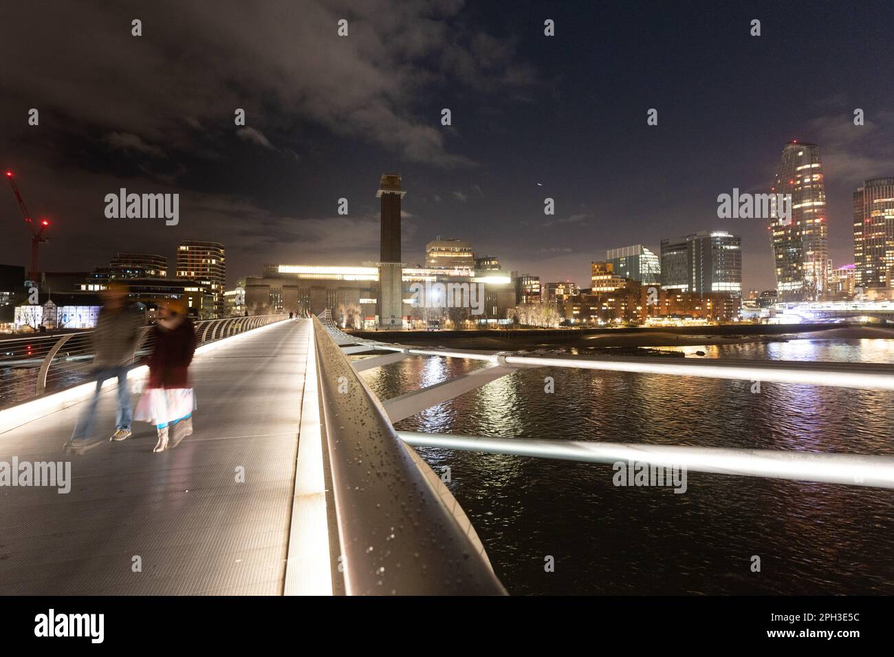 Tate modern and the millennium bridge at night Stock Photo - Alamy