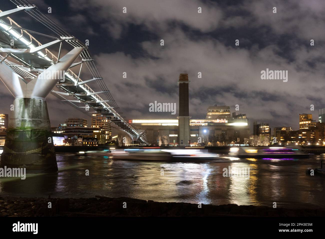 Tate modern and the millennium bridge at night Stock Photo - Alamy