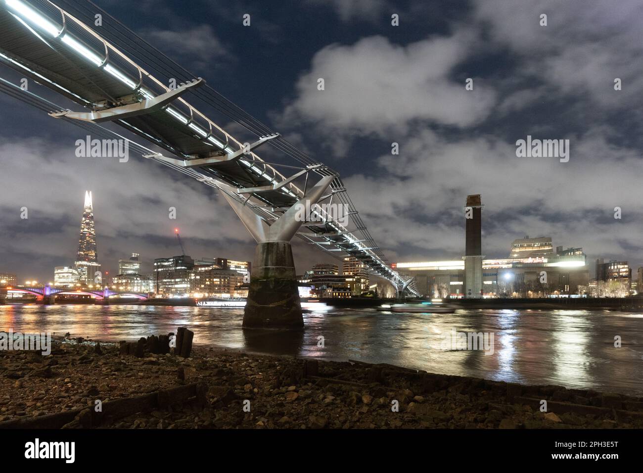 Tate modern and the millennium bridge at night Stock Photo - Alamy