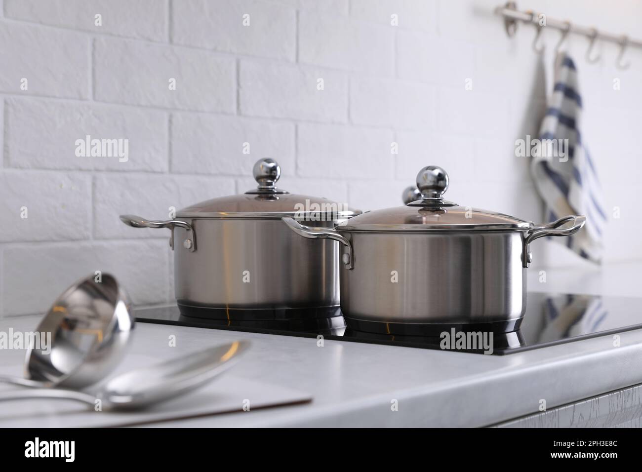 Clean pots hi-res stock photography and images - Alamy