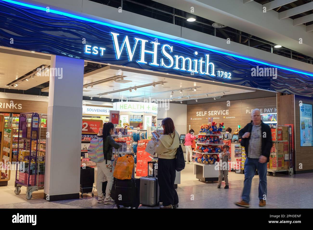 A WHSmith shop front in London, England Stock Photo - Alamy