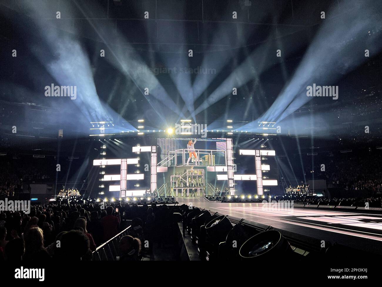 LAS VEGAS, NEVADA - MARCH 24: (Editorial Use Only) Taylor Swift ...