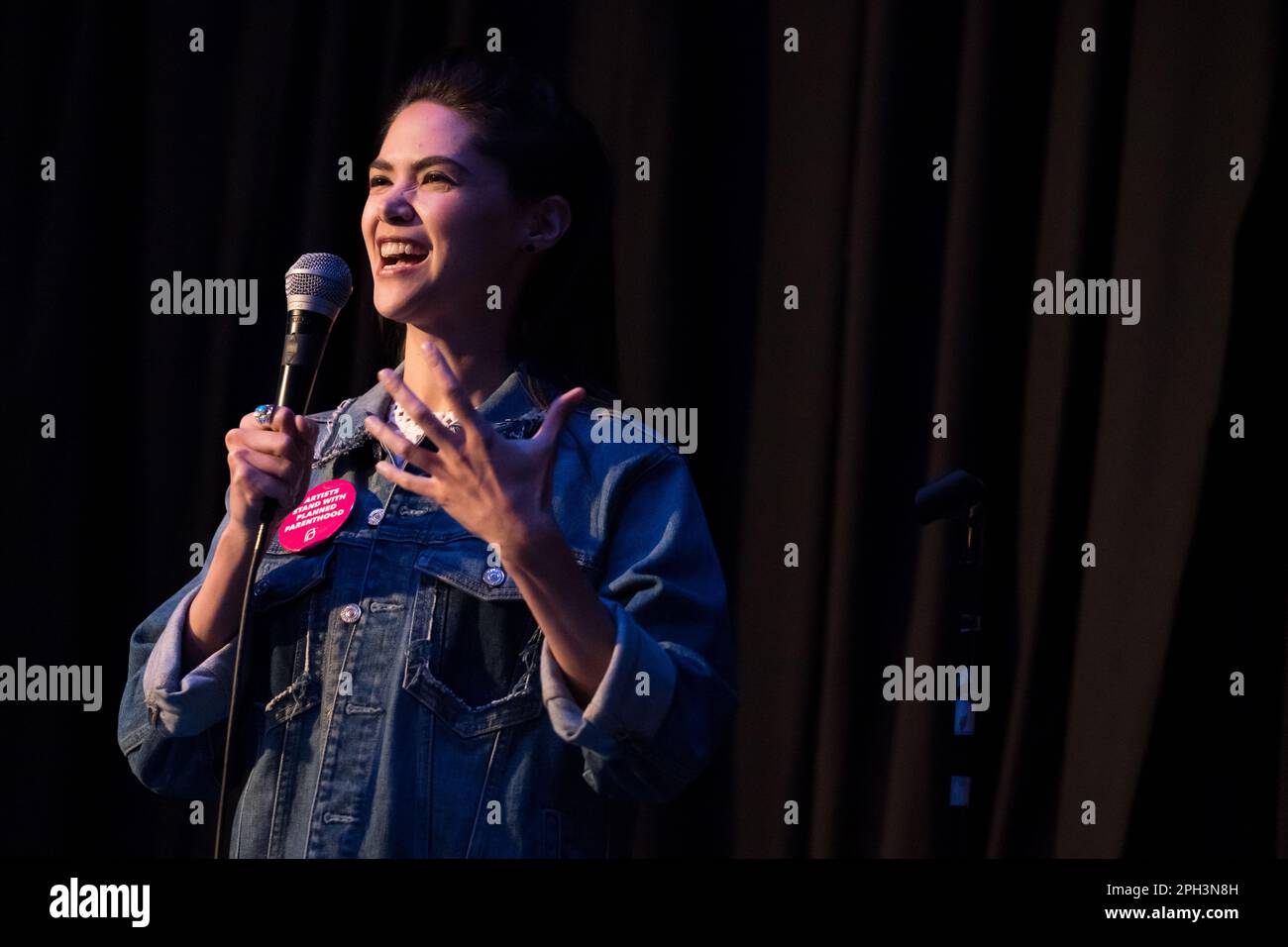 Lilan Bowden performing Stand Up Comedy Stock Photo - Alamy