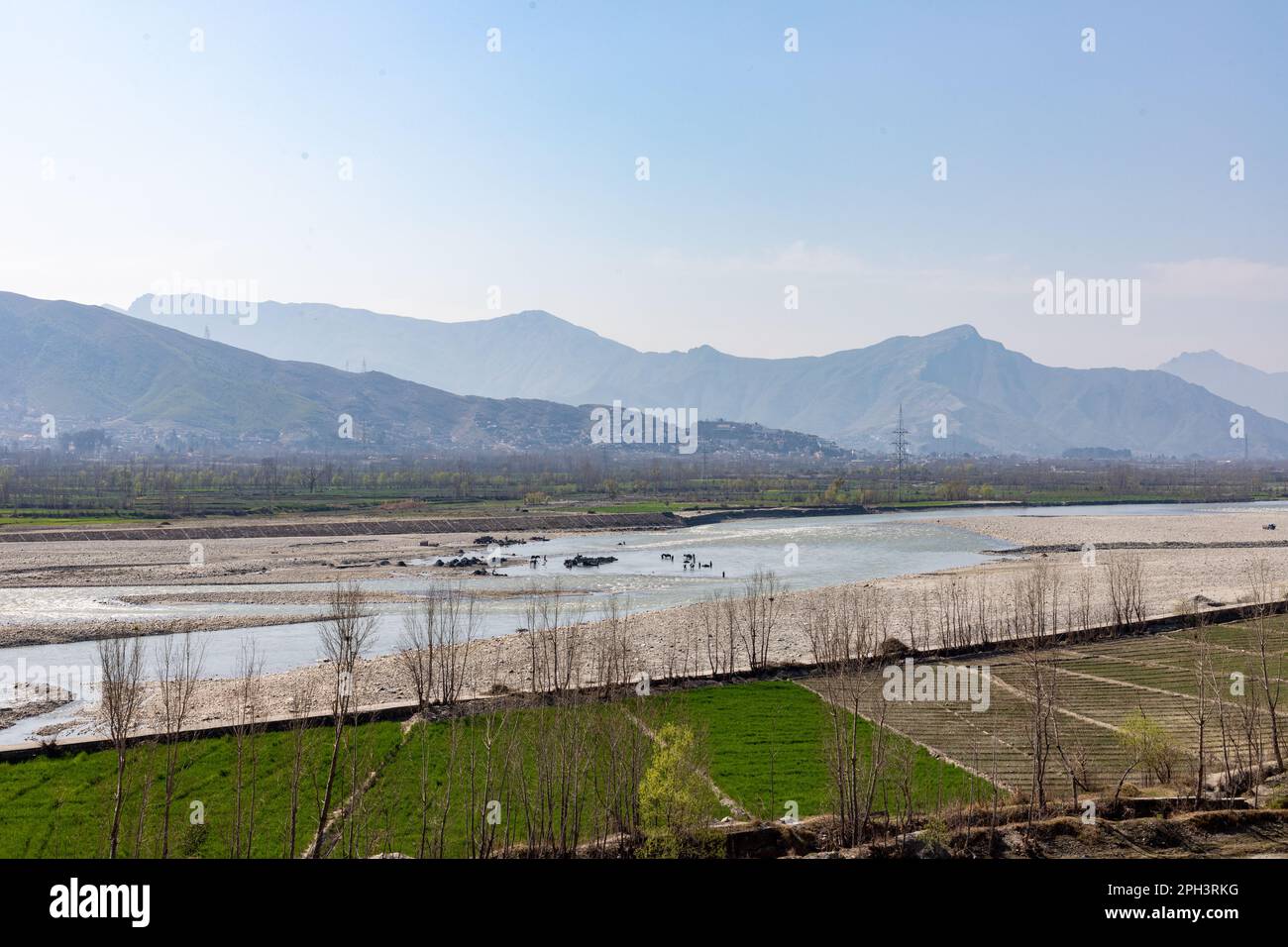Green fields with river hi-res stock photography and images - Alamy