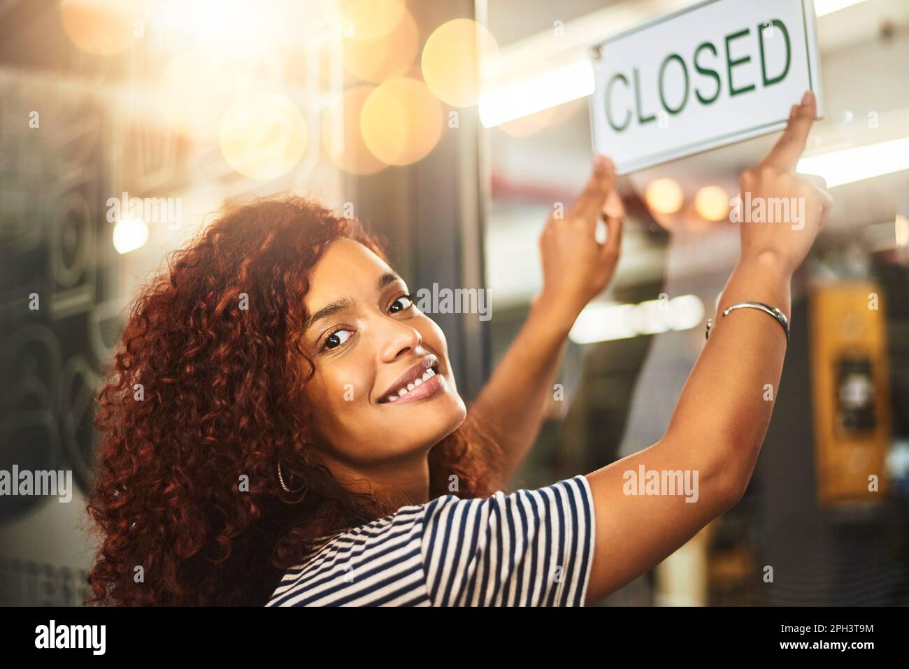 Store now closed sign hi-res stock photography and images - Alamy