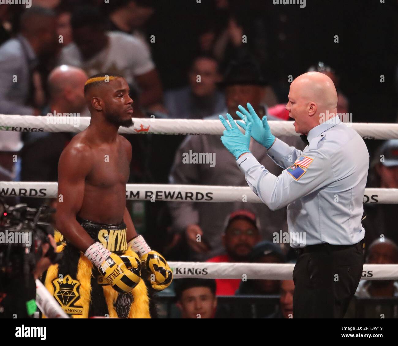 Boxing referee counting hi-res stock photography and images - Alamy